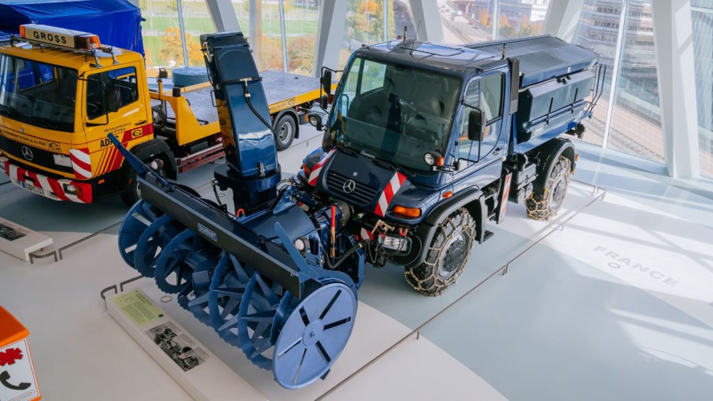 The Unimog U 500 With Winter Maintenance Equipment