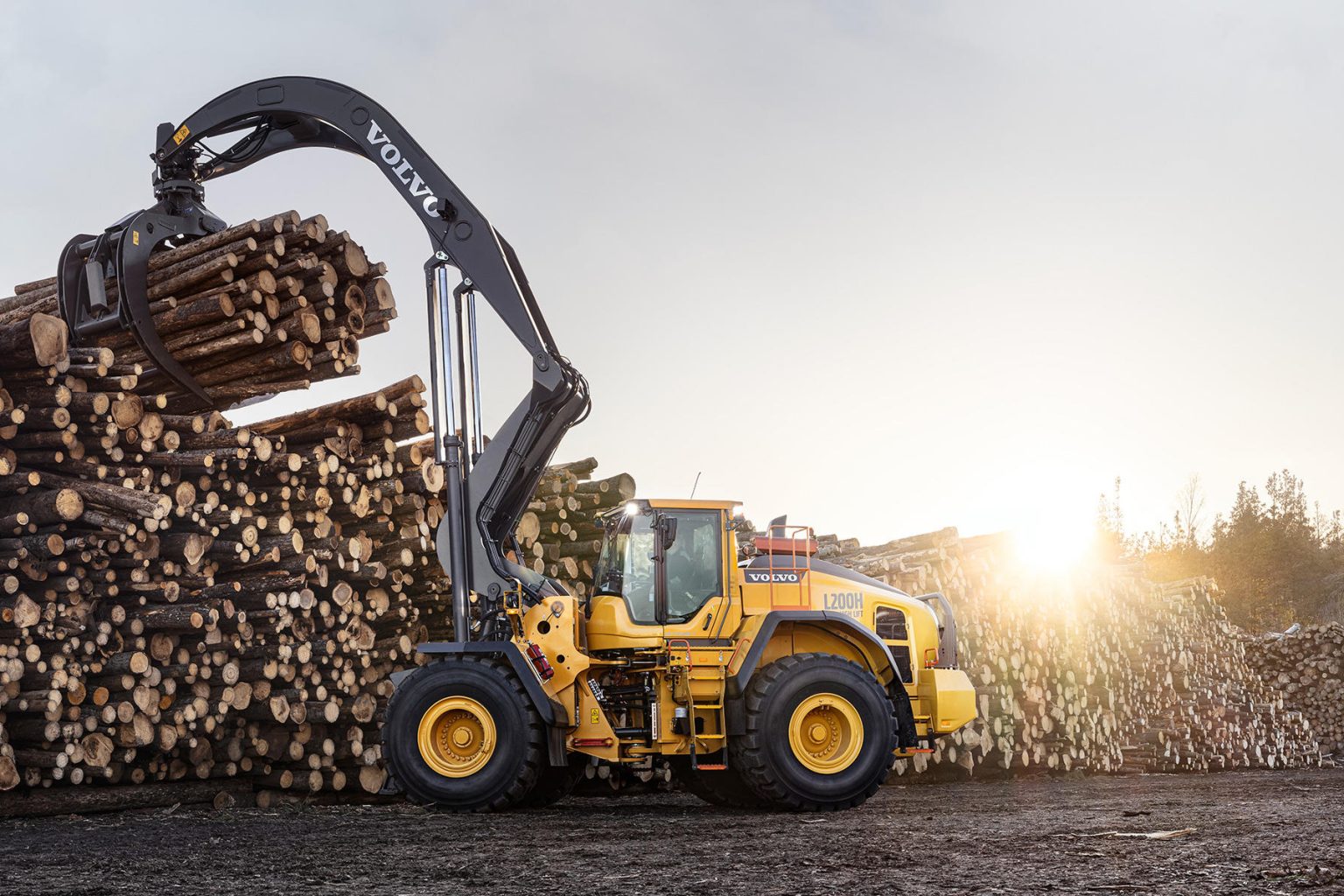 L200H High Lift Extends Log Handling Abilities - Plant & Equipment News