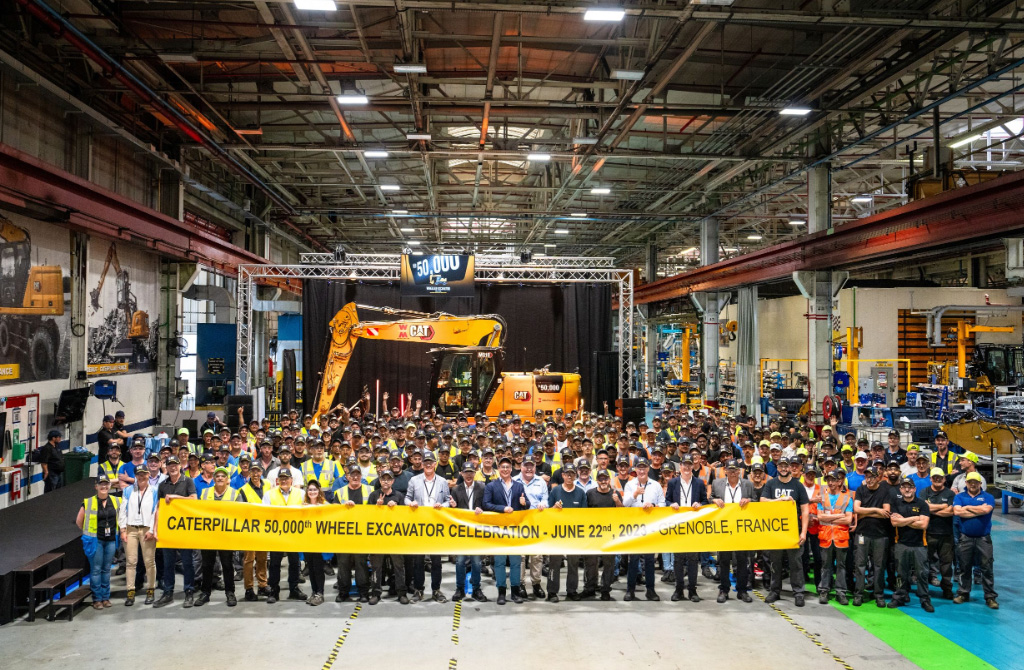 Caterpillar Celebrates Production Of The 50,000th Cat Wheel Excavator ...